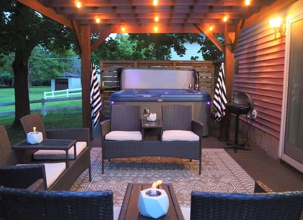 Cozy Cottage W/ Hot Tub, 75" Tv, Games, Kitchen - Illinois