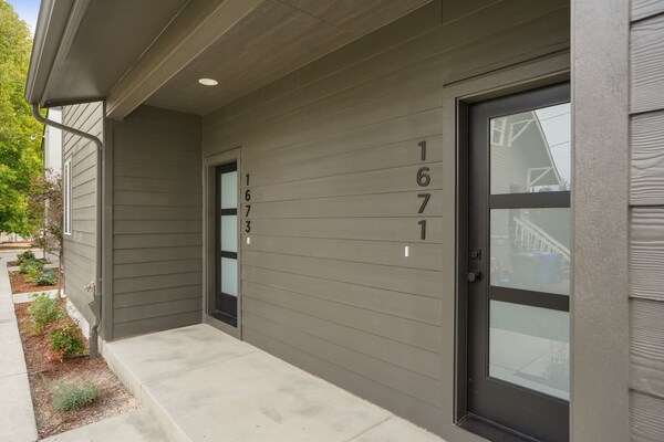 New 2 Bd Luxury Townhouse- King Bed, Downtown, Near Hospital, Close To Wineries - Salem, OR