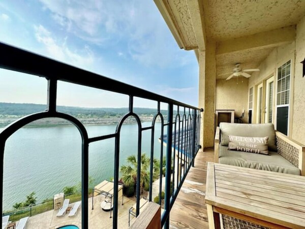 Sunset Paradise On Lake Travis\n\n - Spicewood, TX