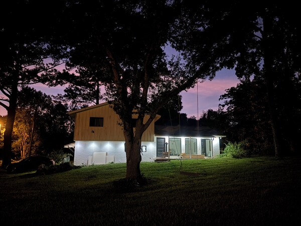 Modern 4-bedroom Home Charming Ocala W/ Self Checkin, Wifi, Ac, & Spacious Yard - Ocala, FL