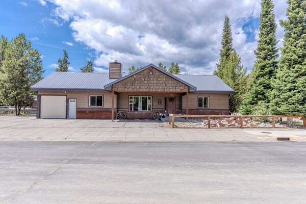 Sleeps 7, In Town, 5 Blocks To Yellowstone With A/c And Wifi - West Yellowstone, MT
