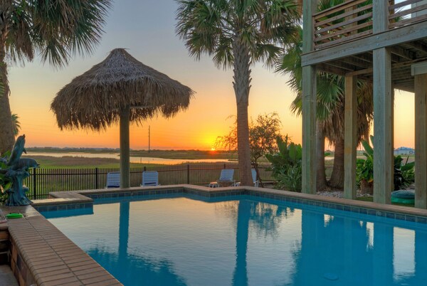 Fish Camp Buyout By Avantstay | Unique 6bdr Escape, Private Pool + Views! - Port Aransas, TX
