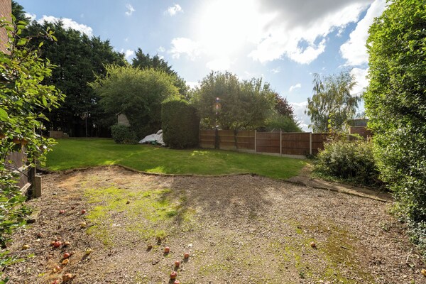 17th Century Character House With Original Features, Excellent Transport Links - Luton