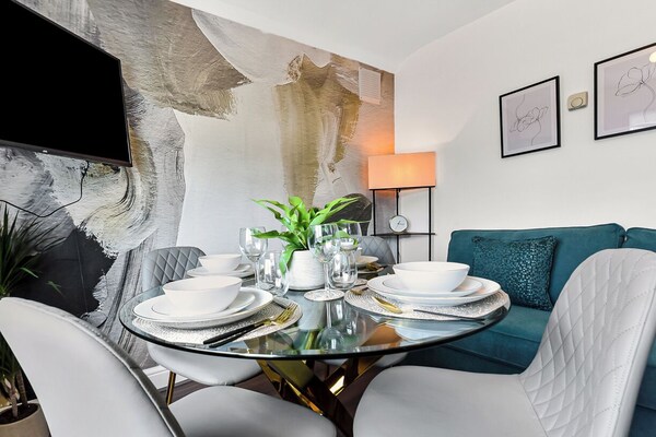 2br Gem And A Tranquil Haven In Fulham - Surbiton