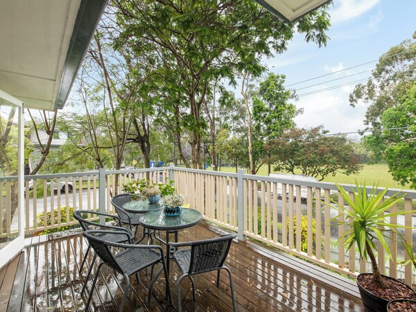Peaceful Park-view Cottage Vibe Upper-level Living - Brisbane