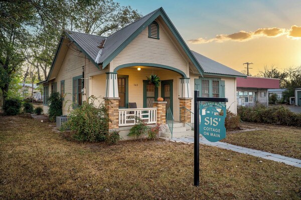 Sis' Cottage - Sleeps 4 On Main Street - Fredericksburg, TX