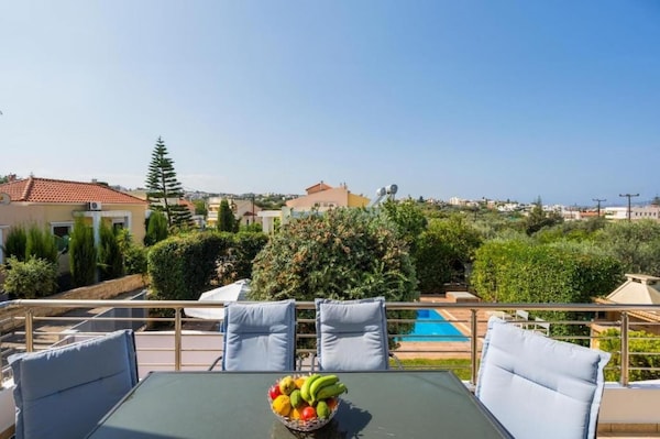 Villa Katerina︱a Memorable Retreat, With Private Pool & Garden - Ханья