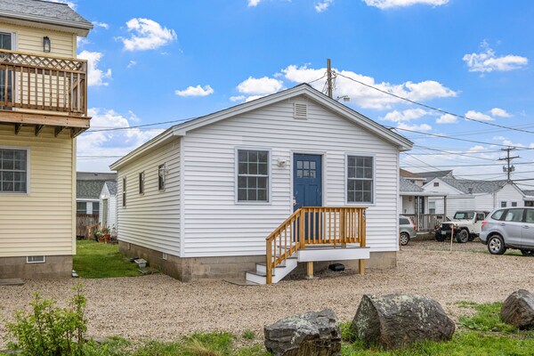 Clean, Updated 2-bedroom Home, 5 Min Walk To Beach, Pets Ok, Onsite Parking! - Hampton Beach, NH