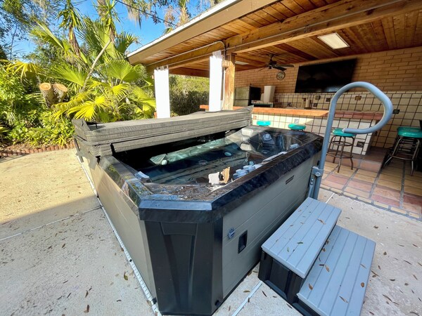 Beautiful 4/3 Home + Pool & Hot Tub - Lakeland, FL
