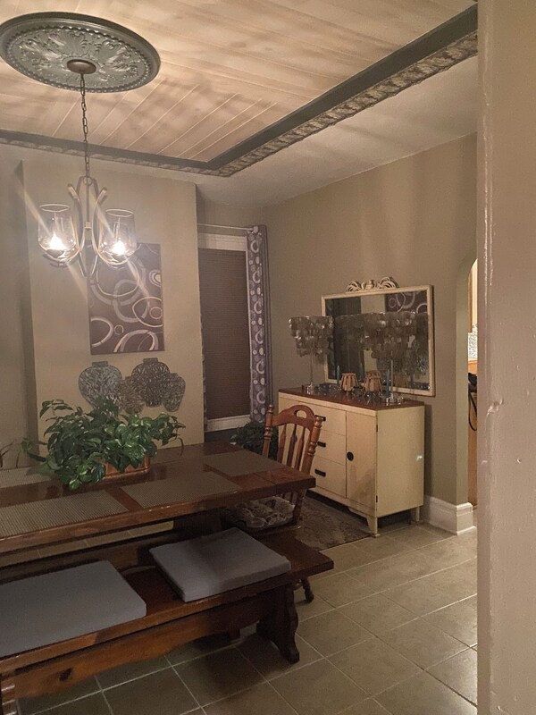 Charming Wheeling Island Home. Large Cozy And Spacious! Your Home Away From Home - Wheeling, WV