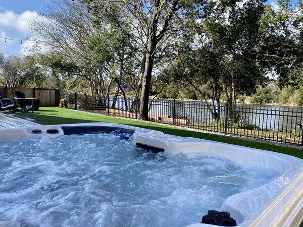 Luxury Waterfront, Dock, Hot Tub, Fire Pit, Fenced Yard - Ocean Shores, WA