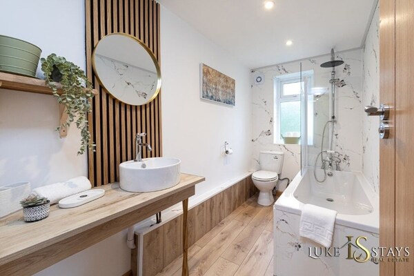 Luke Stays- Newtown Hall Cottage - Durham