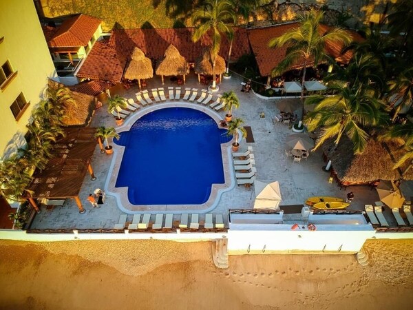 Oceanfront Resort W/ Scenic Pools & Easy Beach Access, Ideal For Romantic Stay - Puerto Vallarta