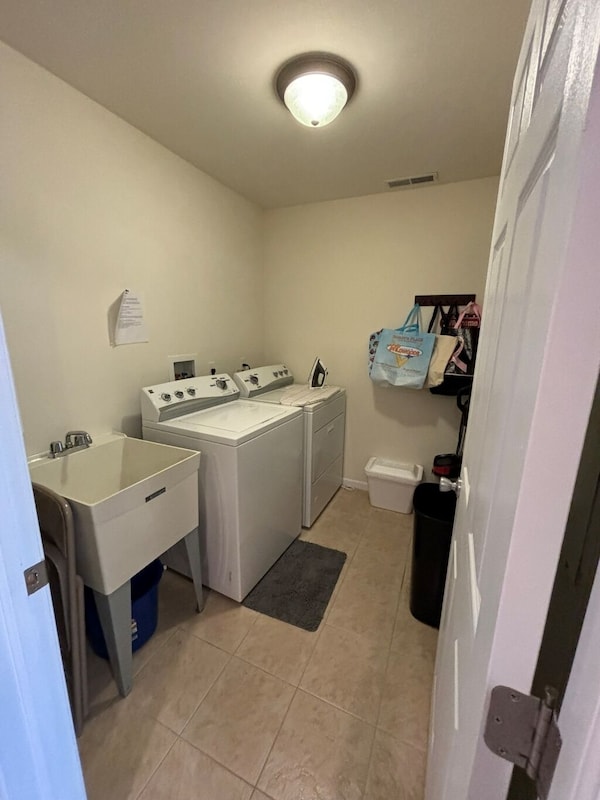 3 Br, 2 Ba, 1 Block To Beach And Boards In Ww! - Stone Harbor, NJ