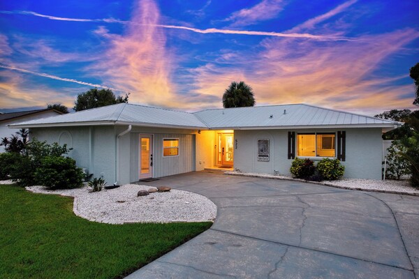 Brand New, Covered Heated Pool, Baja Ledge, Hot Tub, Large Home Ps5, Wifi, Ac - Apollo Beach, FL