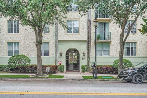 Courtyard Oasis - Drift Into Downtown Comfort With Pool Access - パーム・ビーチ, FL