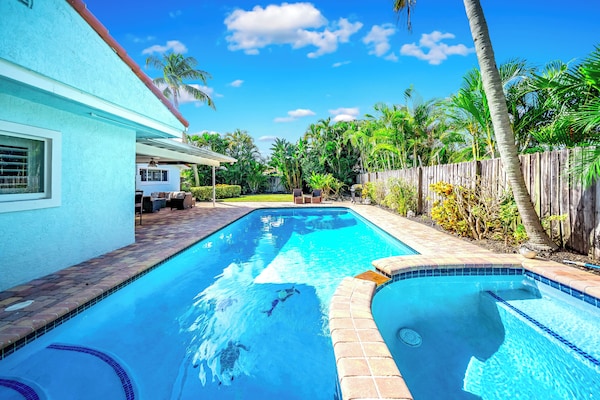 Heated Pool + Hot Tub! Close To Beach & Shops! - Coral Springs
