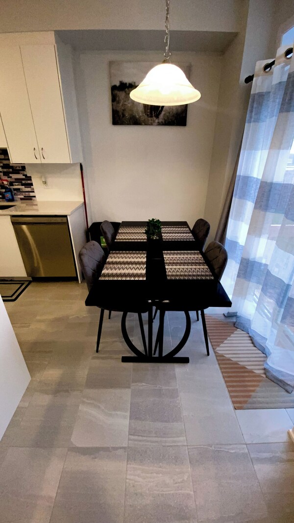 Lovely Modern 4 Bedroom Townhome - Ottawa