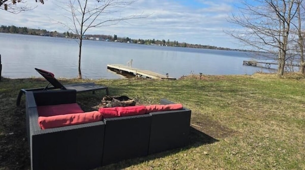 Peaceful Lakeside Bungalow On Lac à La Tortue - Shawinigan
