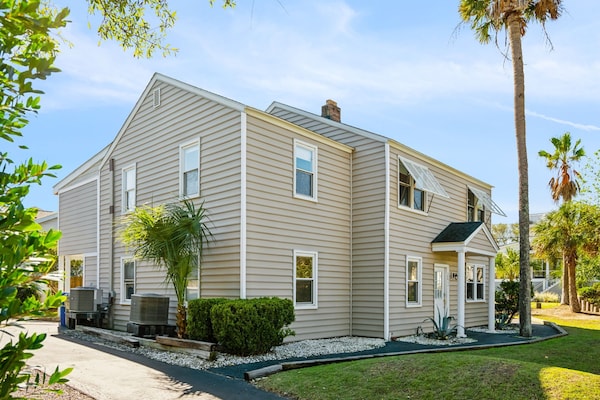 2nd Story Duplex W/ Porch~2 Min Walk To Beach ~ Family Friendly ~ Dog Friendly - Isle of Palms, SC
