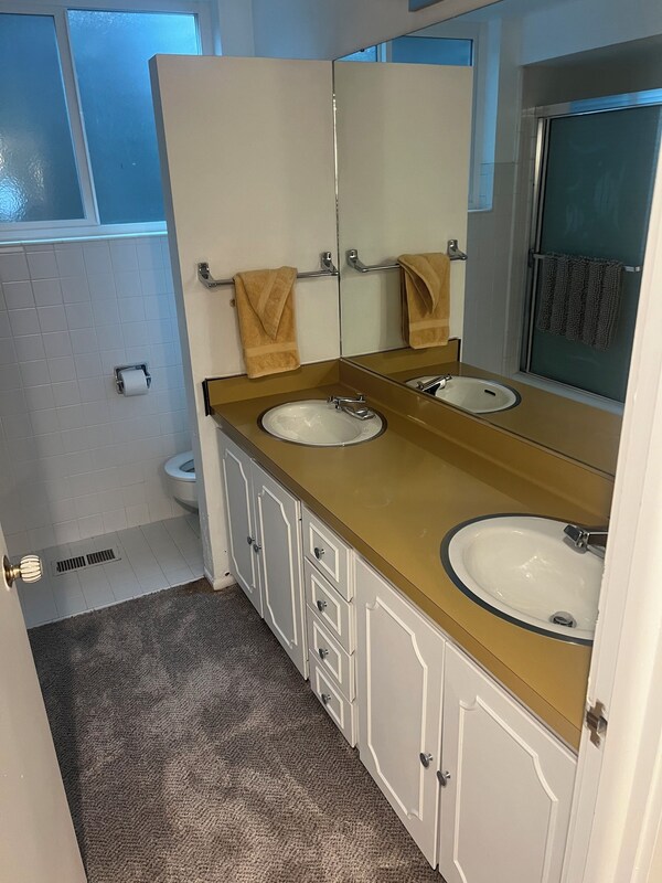 Views! Home Overlooking Downtown Salt Lake City.  2 Bedrooms, 5 Minutes From Slc - Salt Lake City, UT