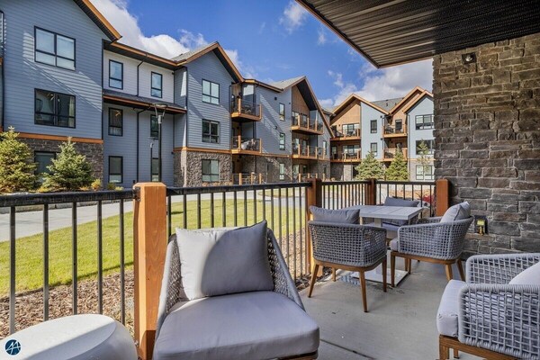 3 Bed/2 Bath Sparrowhawk Resort-1st Floor-sleeps 8 - Canmore