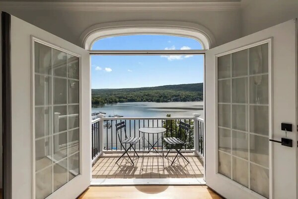Lakeview House ~ Hot Tub ~ Firepit ~ Stunning View ~ Spacious Deck ~ Living Room - Greenwood Lake, NY