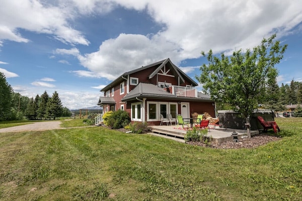Tranquil Retreat W Pool & Hottub - Hinton, AB, Canada
