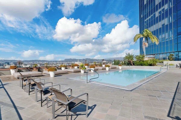 Sk Living | Dtla | 33rd Floor | Sky High | Views - Vernon, CA
