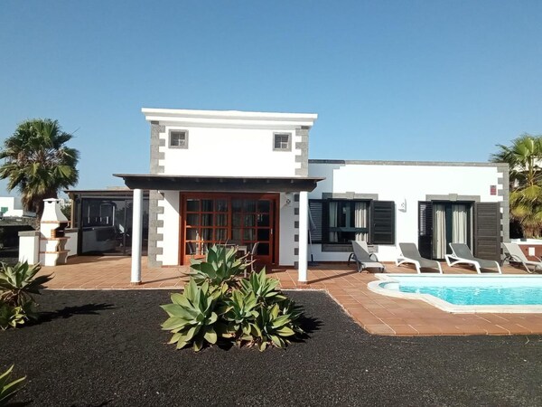 Beautiful Stylish Villa With 2 Bedrooms, Private Pool And Jacuzzi. - Playa Blanca, Spain