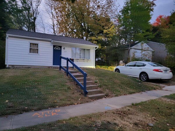 Charming 2-bedroom House, Quiet Neighborhood, Lansing With Wifi - Lansing, MI