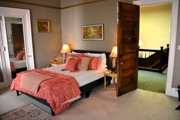 Charming 4-bedroom Inn With Modern Comforts In Toledo - Toledo, OH
