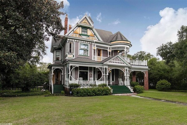 The Kate Shepard House Is A Beautiful Queen Victorian Catalog Home That Was Built In 1897. Come Experience A Genuine Southern Getaway Complete With Charm And Comfort In This Beautiful 6 Bedroom 6 And Half Bathroom Home In Mobile Alabama. Plenty Of Ro - Mobile, AL