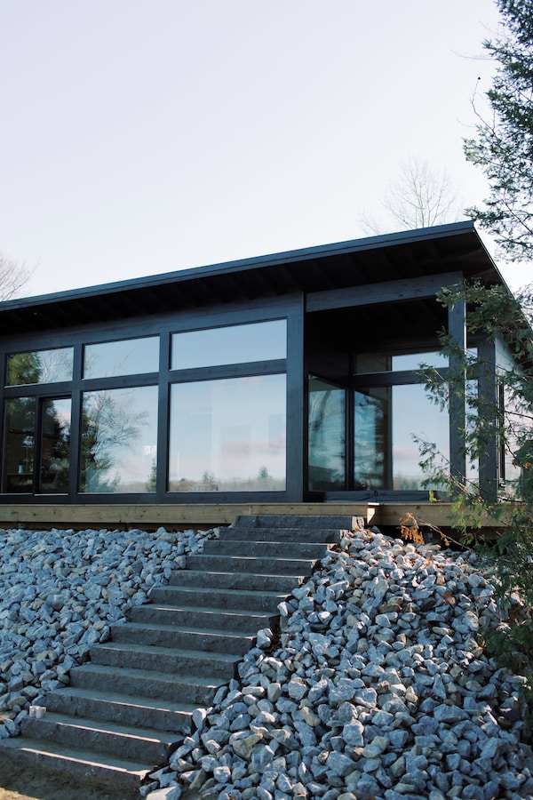Bellevue: A Cozy, Scandinavian-style Cottage Nestled On A Hill. - Ontario