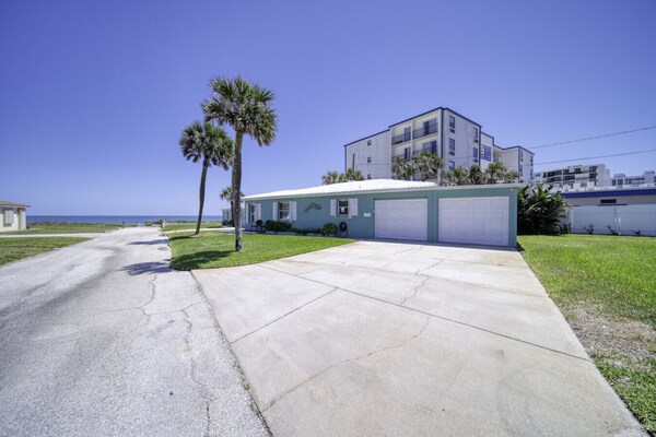 Ocean Breeze Beach Bungalow - Ormond Beach, FL