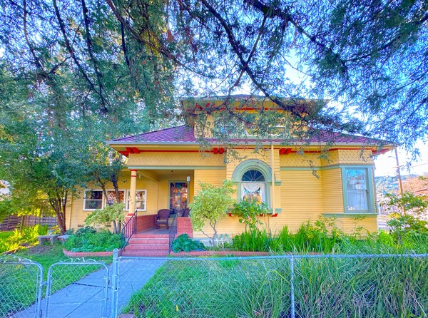 Spacious Wine Country Retreat; Sauna, Hot Tub, Gym In Charming Cloverdale. - Cloverdale, CA