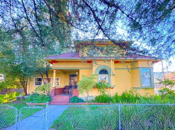 Spacious Wine Country Retreat; Sauna, Hot Tub, Gym In Charming Cloverdale. - Cloverdale, CA