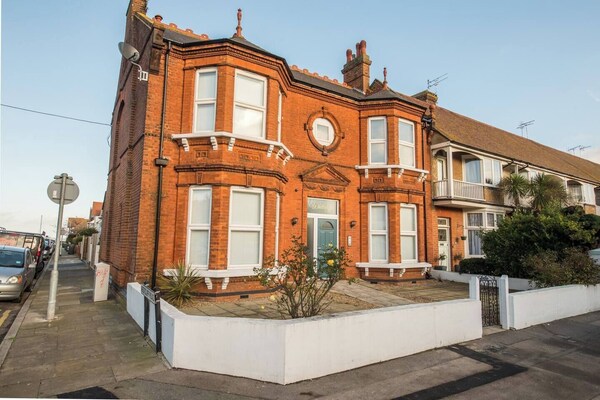 By The Bay Apartment - Mins To Beaches , Margate Old Town & Private Parking - Westgate-on-Sea