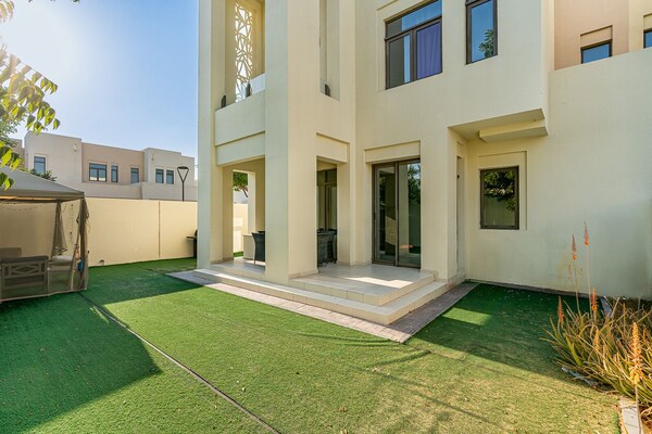 3br Villa With Pool, Tennis Court And Playground - Dubái