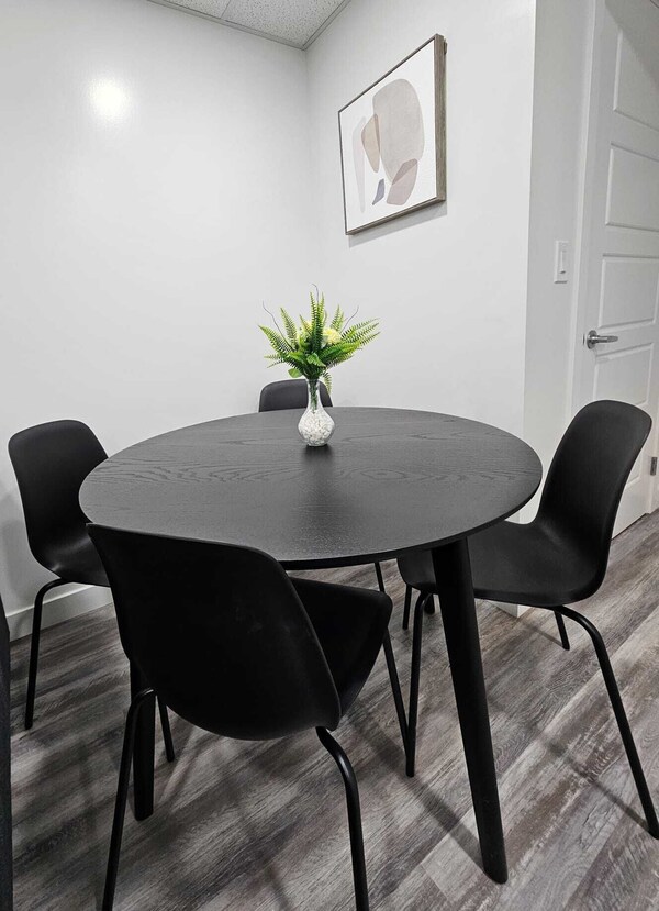 Modern Basement Suite With Seperate Entrance Close To Grocery, Restaurant & Mall - Manitoba