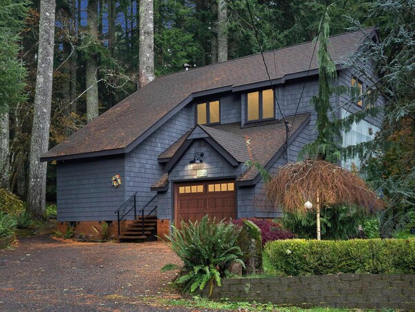 Lolowood Chalet - Modern Cozy Nature Retreat, Dog Friendly - Oregon