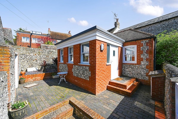 Host & Stay | Blue Bolthole On Vicarage Lane - Rottingdean