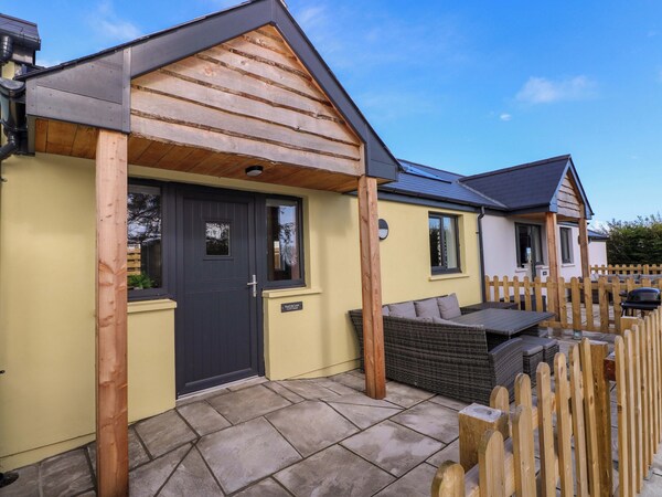 Razor Clam Cottage, Pet Friendly, With A Garden In Kilgetty - Manorbier