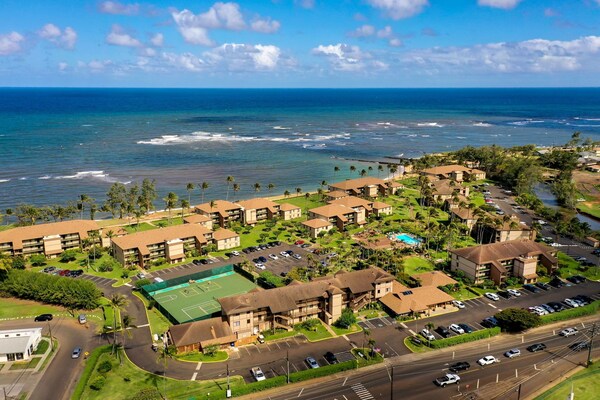 Beachfront Resort Penthouse - Ac! Steps To Beach & Pool - Kapaa, HI