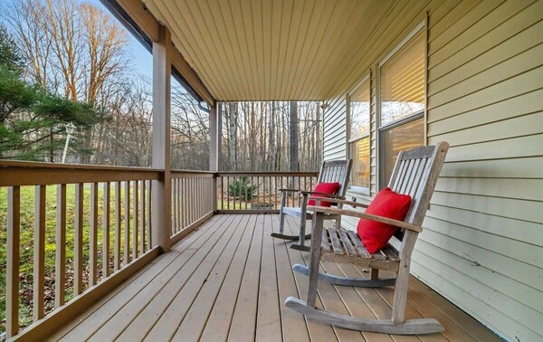 Spacious 6 Bedroom Pocono Retreat By The Lake - Arrowhead Lake, PA