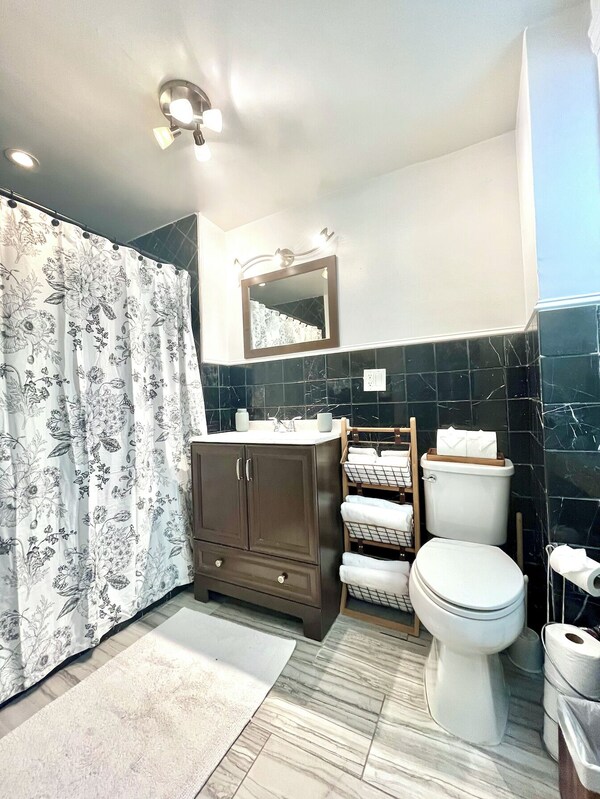 Chelsea Concrete Jungle House - Spacious 1 Bedroom - Sleeps 4 - Brooklyn, NY
