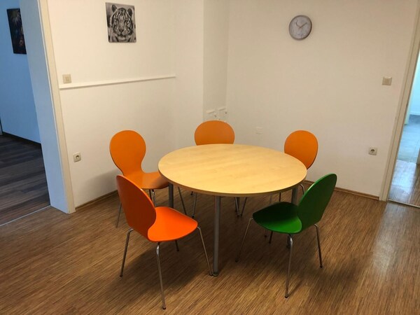 Großzügige Souterrain Wohnung Mit 3 Schlafzimmern, Wohnung Mit 4 Betten - Gilching