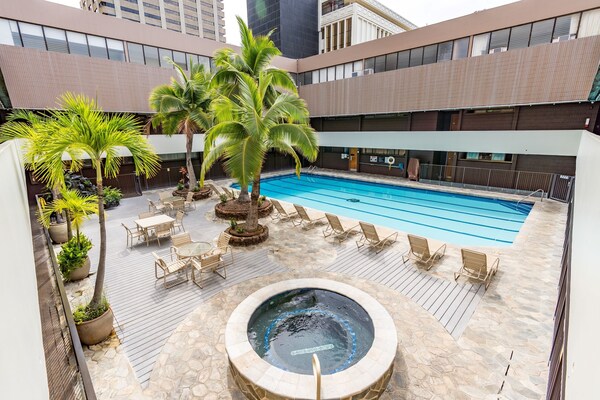 Summer Special - Downtown Honolulu Skyview - 1bed+den- Free Parking ‍️ - Ewa Beach, HI
