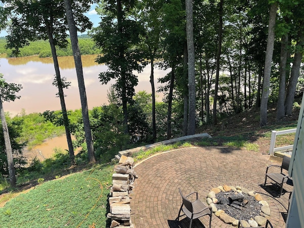 Stunning Views From This Lakeside Cottage. Sleeps 8-11. - High Rock Lake, NC