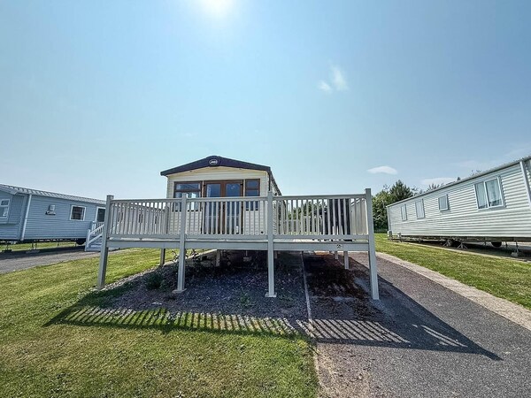 Caravan With A Spacious Decking Area At Sand Le Mere Park, Yorkshire Ref 71062me - Yorkshire